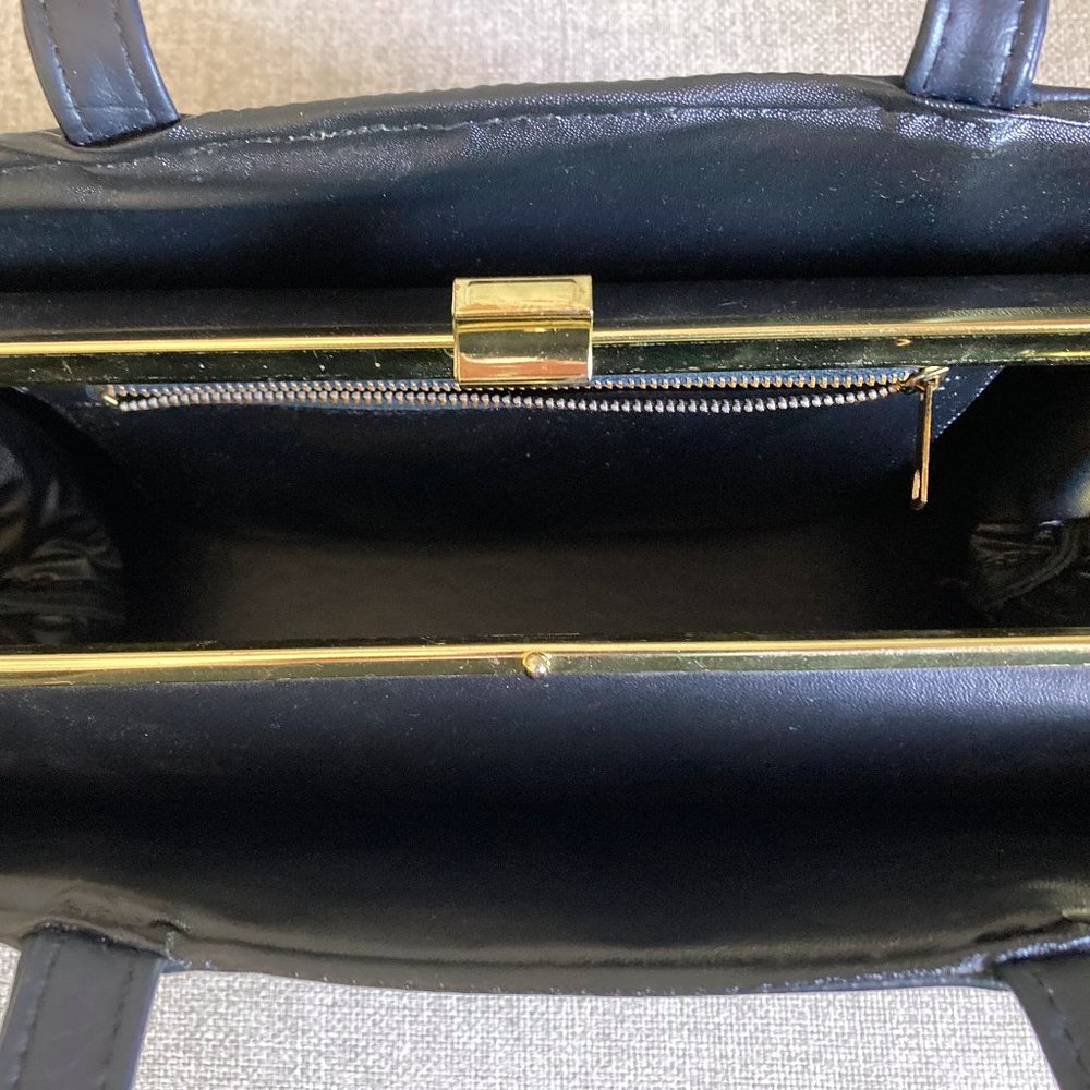 1960's Navy Blue Vinyl Purse With Clasp And Pleated D… - Gem